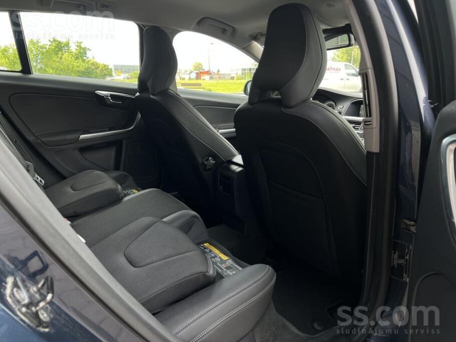 Blue Volvo V60 2011 in Jekabpils, with an engine capacity of 2.00 L and mileage of 302 thousand km for 5770 €, photo 12 on AUTOMOTO.COM.LV