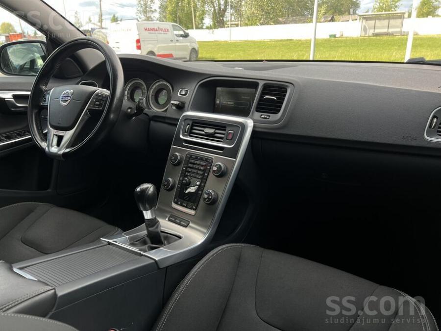 Blue Volvo V60 2011 in Jekabpils, with an engine capacity of 2.00 L and mileage of 302 thousand km for 5770 €, photo 13 on AUTOMOTO.COM.LV