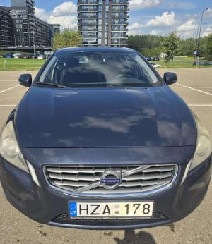 Zils Volvo V60 2011 Viļņa, ar dzinēja tilpumu 2.40 L un nobraukumu 330 tūkst. km par 3900 €, foto  vietnē AUTOMOTO.COM.LV