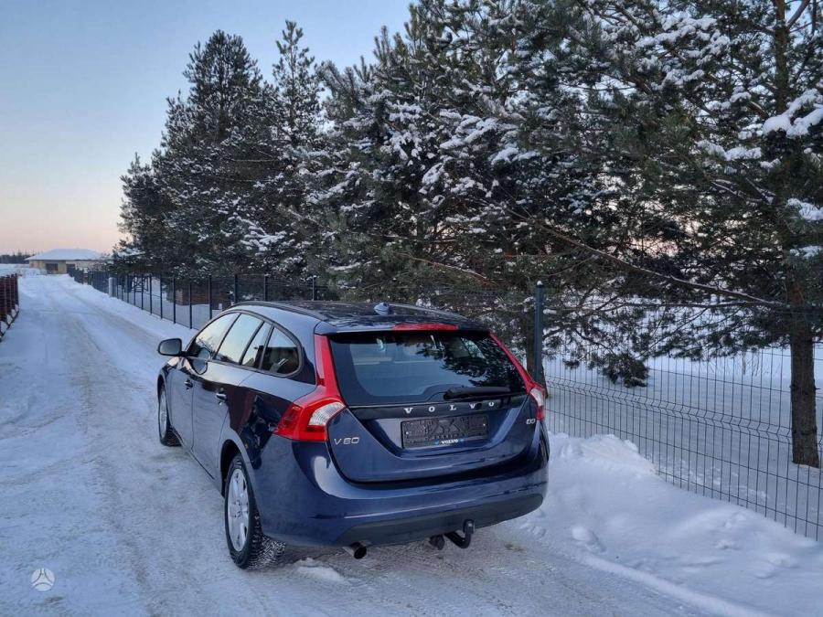 Blue Volvo V60 2012 in Kaunas, with an engine capacity of 2.00 L and mileage of 296 thousand km for 5790 €, photo 4 on AUTOMOTO.COM.LV