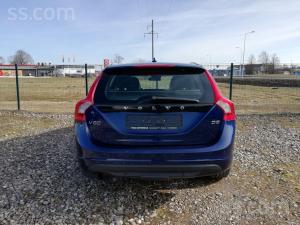 Blue Volvo V60 2012 in Saldus, with an engine capacity of 2.00 L and mileage of 331 thousand km for 6500 €, photo 7 on AUTOMOTO.COM.LV