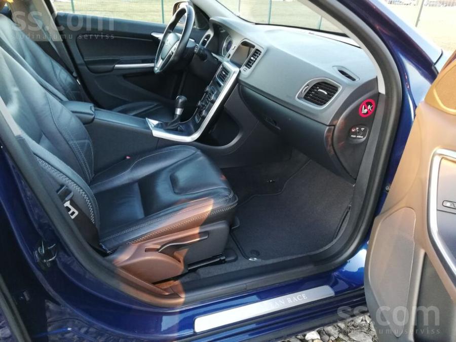Blue Volvo V60 2012 in Saldus, with an engine capacity of 2.00 L and mileage of 331 thousand km for 6500 €, photo 8 on AUTOMOTO.COM.LV
