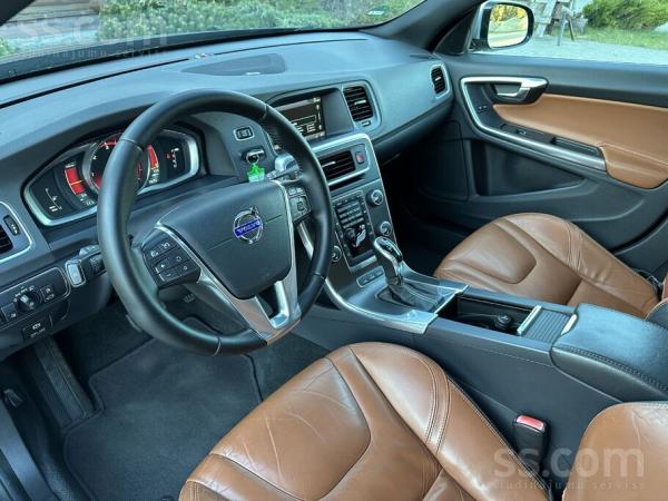 Blue Volvo V60 2013 in Riga, with an engine capacity of 2.40 L and mileage of 275 thousand km for 8350 €, photo 8 on AUTOMOTO.COM.LV