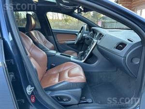 Blue Volvo V60 2013 in Riga, with an engine capacity of 2.40 L and mileage of 275 thousand km for 8350 €, photo 12 on AUTOMOTO.COM.LV