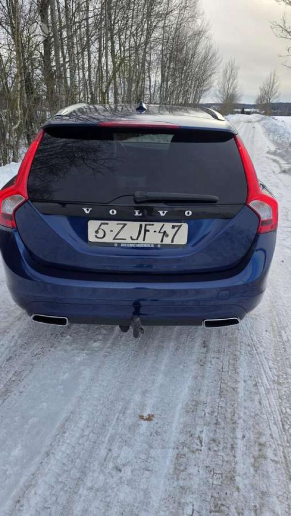 Zils Volvo V60 2015 Viļņa, ar dzinēja tilpumu 2.00 L un nobraukumu 302 tūkst. km par 7499 €, foto 8 vietnē AUTOMOTO.COM.LV