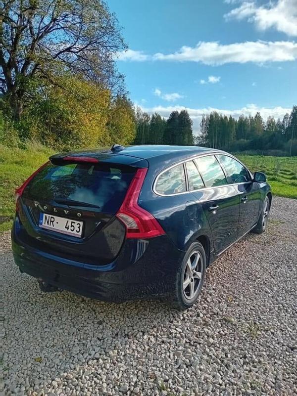 Blue Volvo V60 2016 in Jekabpils, with an engine capacity of 2.00 L and mileage of 219 thousand km for 7800 €, photo 2 on AUTOMOTO.COM.LV