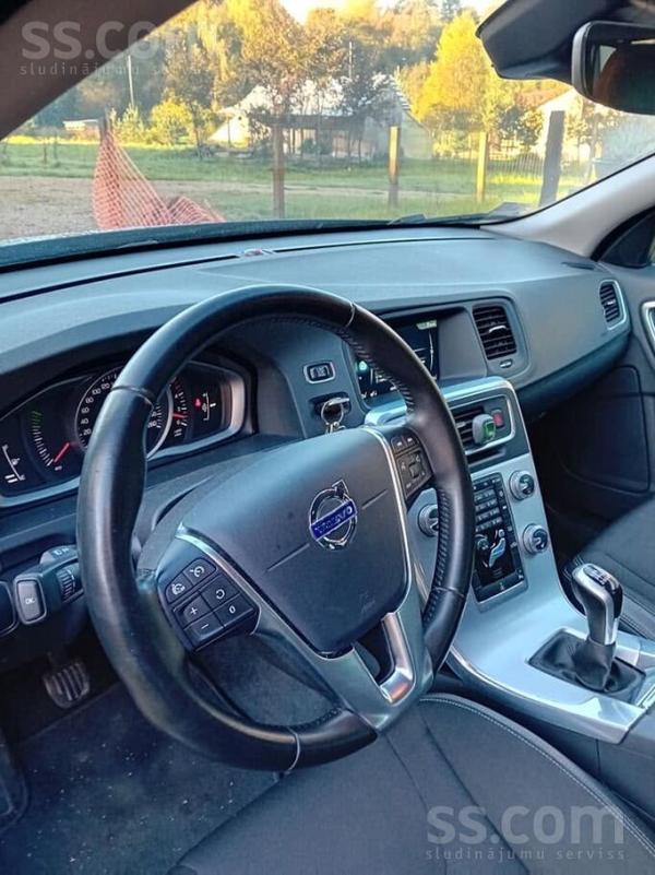 Blue Volvo V60 2016 in Jekabpils, with an engine capacity of 2.00 L and mileage of 219 thousand km for 7800 €, photo 3 on AUTOMOTO.COM.LV