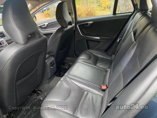 Zils Volvo V60 2011 Tallina, ar dzinēja tilpumu 2.40 L un nobraukumu 185 tūkst. km par 11000 €, foto 11 vietnē AUTOMOTO.COM.LV