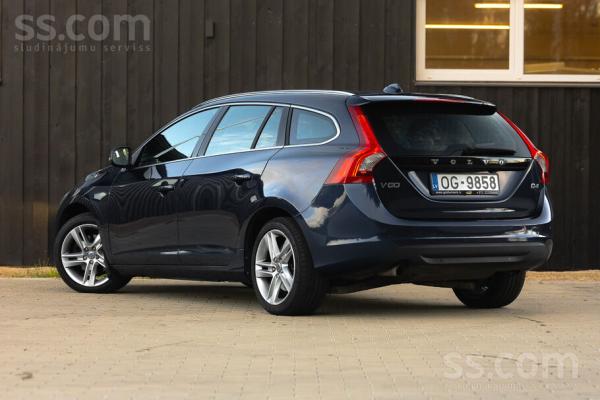 Blue Volvo V60 2011 in Jelgava, with an engine capacity of 2.00 L and mileage of 226 thousand km for 7500 €, photo 4 on AUTOMOTO.COM.LV