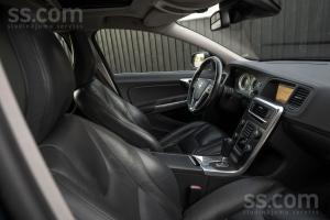 Zils Volvo V60 2011 Jelgava, ar dzinēja tilpumu 2.00 L un nobraukumu 226 tūkst. km par 7500 €, foto 20 vietnē AUTOMOTO.COM.LV