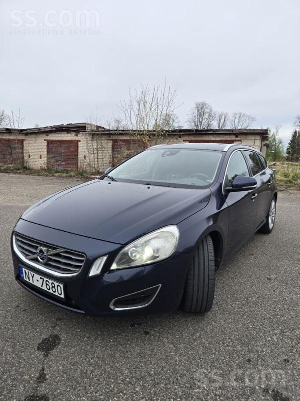 Blue Volvo V60 2011 in Limbazi, with an engine capacity of 2.40 L and mileage of 275 thousand km for 6350 €, photo 2 on AUTOMOTO.COM.LV