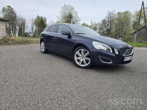 Zils Volvo V60 2011 Limbaži, ar dzinēja tilpumu 2.40 L un nobraukumu 275 tūkst. km par 6350 €, foto 4 vietnē AUTOMOTO.COM.LV