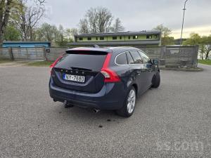 Zils Volvo V60 2011 Limbaži, ar dzinēja tilpumu 2.40 L un nobraukumu 275 tūkst. km par 6350 €, foto 5 vietnē AUTOMOTO.COM.LV