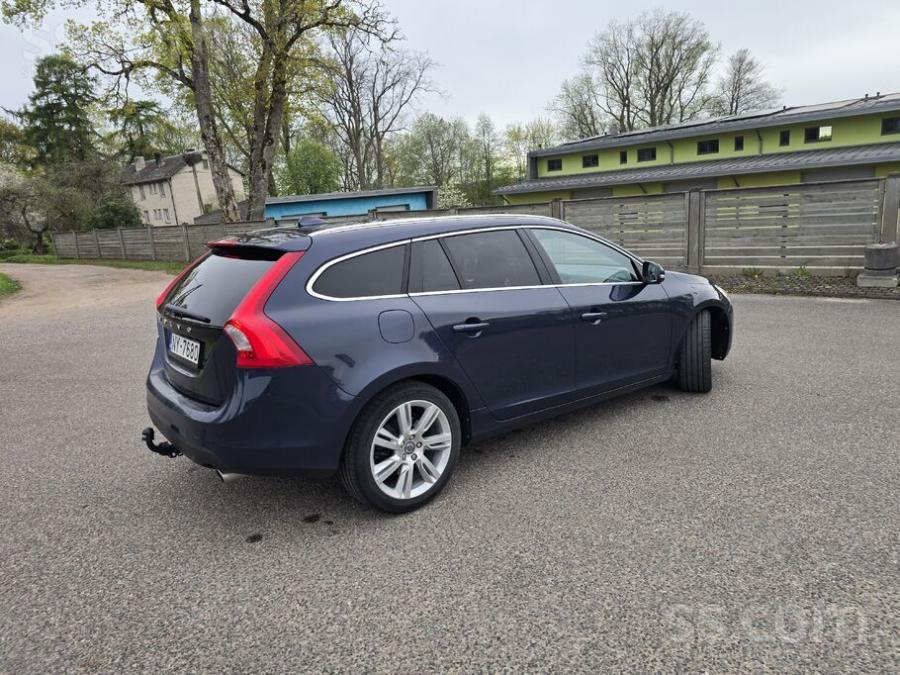 Zils Volvo V60 2011 Limbaži, ar dzinēja tilpumu 2.40 L un nobraukumu 275 tūkst. km par 6350 €, foto 6 vietnē AUTOMOTO.COM.LV