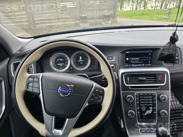 Blue Volvo V60 2011 in Limbazi, with an engine capacity of 2.40 L and mileage of 275 thousand km for 6350 €, photo 8 on AUTOMOTO.COM.LV