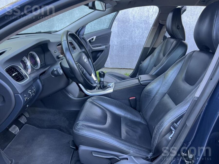Zils Volvo V60 2011 Liepāja, ar dzinēja tilpumu 1.60 L un nobraukumu 264 tūkst. km par 6750 €, foto 12 vietnē AUTOMOTO.COM.LV