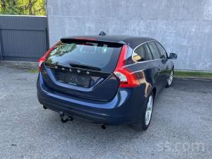 Zils Volvo V60 2011 Liepāja, ar dzinēja tilpumu 1.60 L un nobraukumu 264 tūkst. km par 6750 €, foto 25 vietnē AUTOMOTO.COM.LV