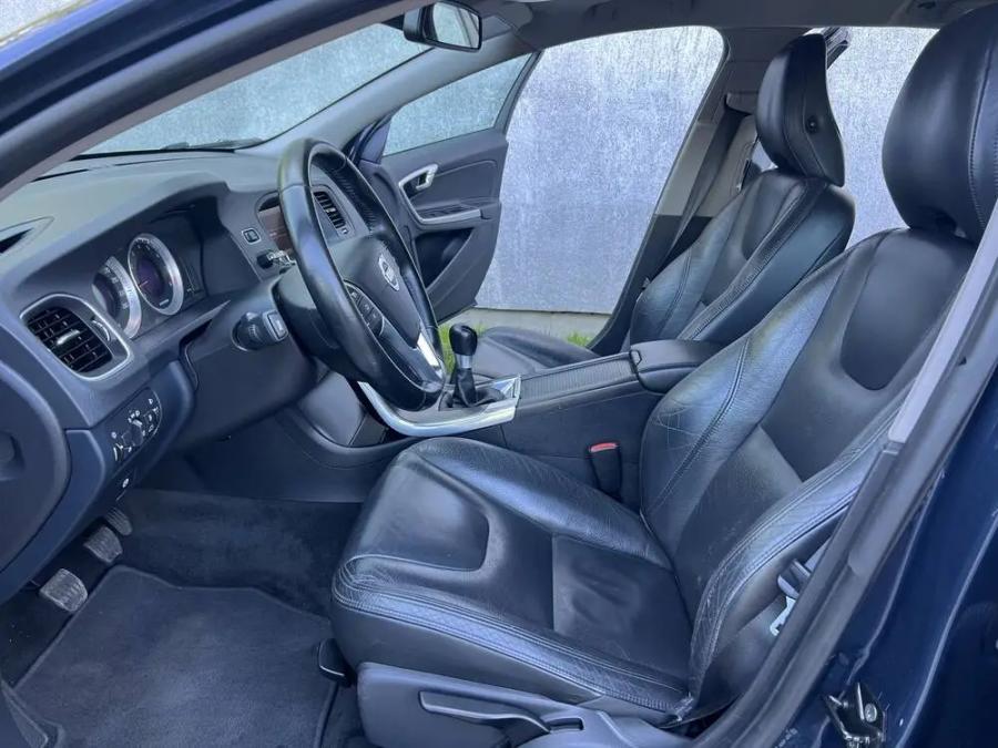 Zils Volvo V60 2011 Liepāja, ar dzinēja tilpumu 1.60 L un nobraukumu 264 tūkst. km par 6750 €, foto 12 vietnē AUTOMOTO.COM.LV