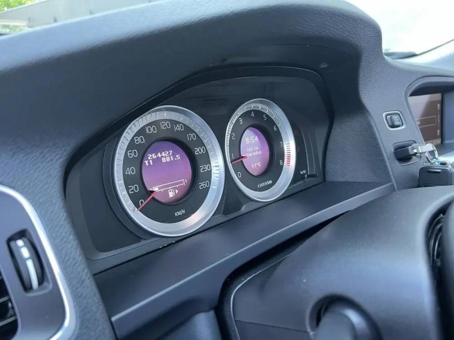 Zils Volvo V60 2011 Liepāja, ar dzinēja tilpumu 1.60 L un nobraukumu 264 tūkst. km par 6750 €, foto 17 vietnē AUTOMOTO.COM.LV