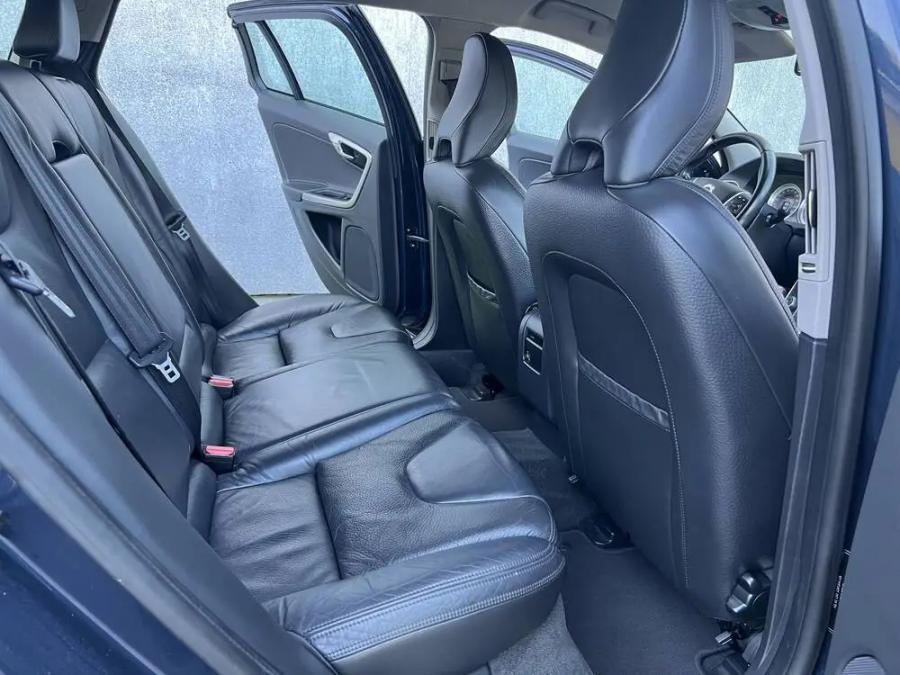 Zils Volvo V60 2011 Liepāja, ar dzinēja tilpumu 1.60 L un nobraukumu 264 tūkst. km par 6750 €, foto 22 vietnē AUTOMOTO.COM.LV