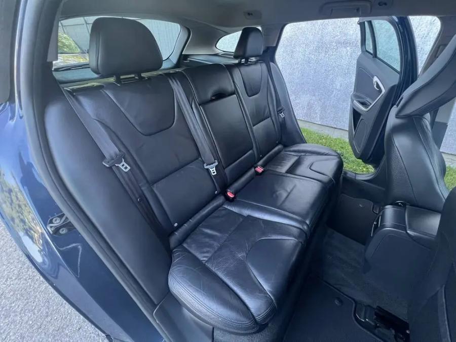 Zils Volvo V60 2011 Liepāja, ar dzinēja tilpumu 1.60 L un nobraukumu 264 tūkst. km par 6750 €, foto 24 vietnē AUTOMOTO.COM.LV