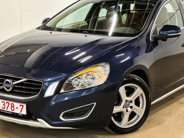 Zils Volvo V60 2011 Jūrmala, ar dzinēja tilpumu 2.00 L un nobraukumu 285 tūkst. km par 7490 €, foto 2 vietnē AUTOMOTO.COM.LV