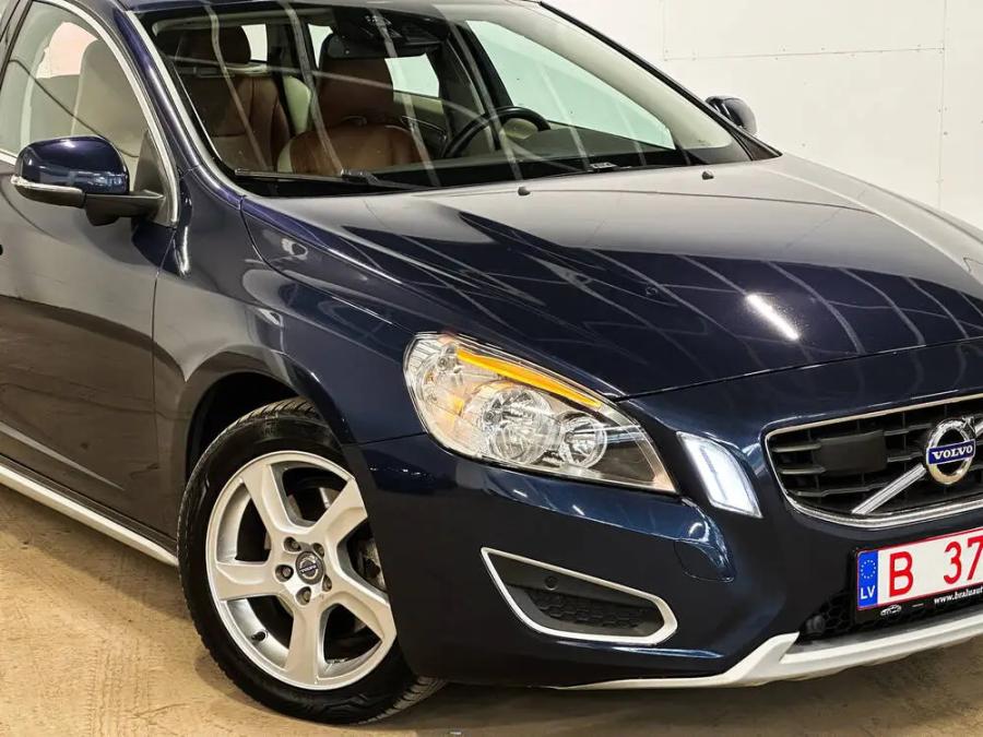 Blue Volvo V60 2011 in Jurmala, with an engine capacity of 2.00 L and mileage of 285 thousand km for 7490 €, photo 6 on AUTOMOTO.COM.LV