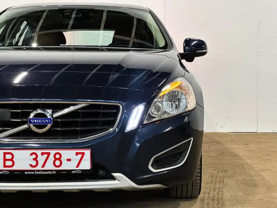 Blue Volvo V60 2011 in Jurmala, with an engine capacity of 2.00 L and mileage of 285 thousand km for 7490 €, photo 8 on AUTOMOTO.COM.LV