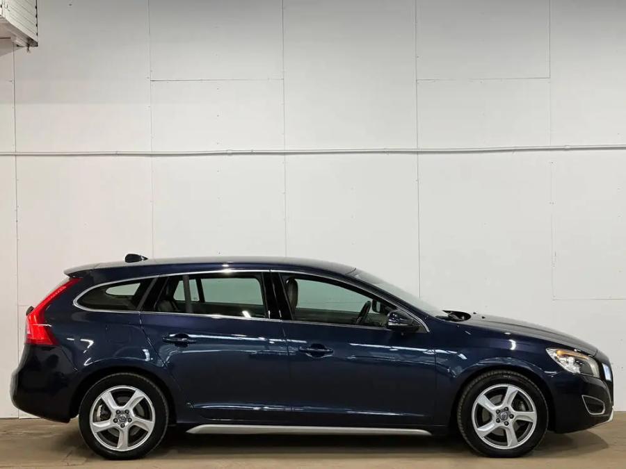 Blue Volvo V60 2011 in Jurmala, with an engine capacity of 2.00 L and mileage of 285 thousand km for 7490 €, photo 14 on AUTOMOTO.COM.LV