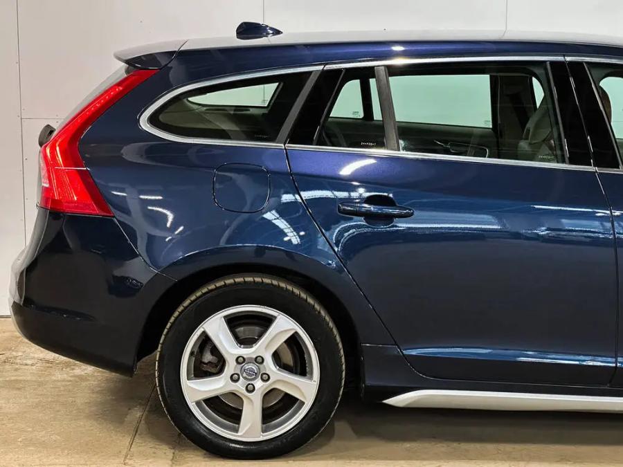 Blue Volvo V60 2011 in Jurmala, with an engine capacity of 2.00 L and mileage of 285 thousand km for 7490 €, photo 15 on AUTOMOTO.COM.LV