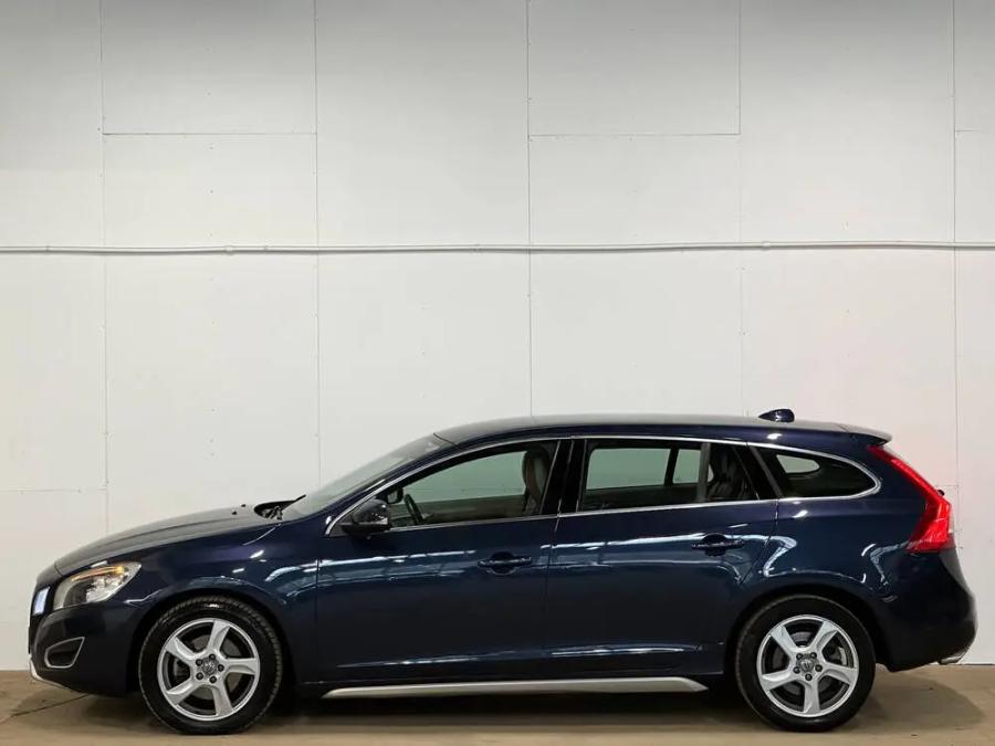 Blue Volvo V60 2011 in Jurmala, with an engine capacity of 2.00 L and mileage of 285 thousand km for 7490 €, photo 17 on AUTOMOTO.COM.LV