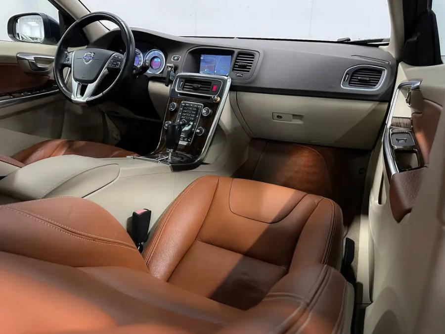 Blue Volvo V60 2011 in Jurmala, with an engine capacity of 2.00 L and mileage of 285 thousand km for 7490 €, photo 26 on AUTOMOTO.COM.LV