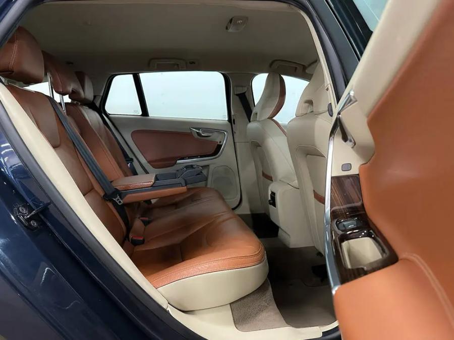 Blue Volvo V60 2011 in Jurmala, with an engine capacity of 2.00 L and mileage of 285 thousand km for 7490 €, photo 28 on AUTOMOTO.COM.LV