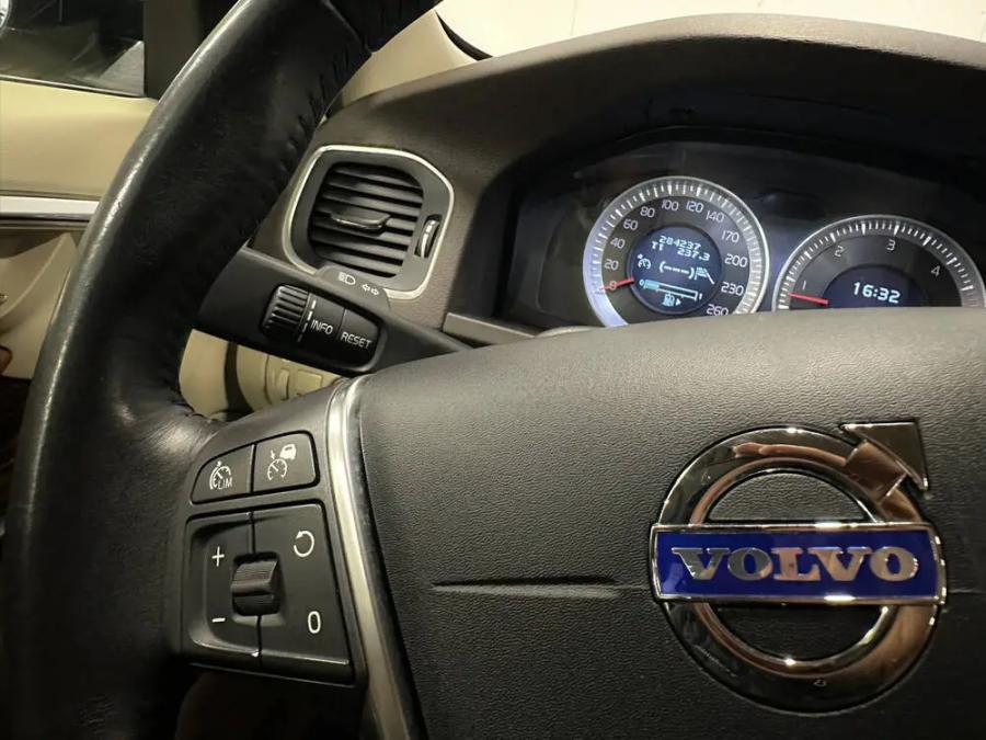 Blue Volvo V60 2011 in Jurmala, with an engine capacity of 2.00 L and mileage of 285 thousand km for 7490 €, photo 34 on AUTOMOTO.COM.LV
