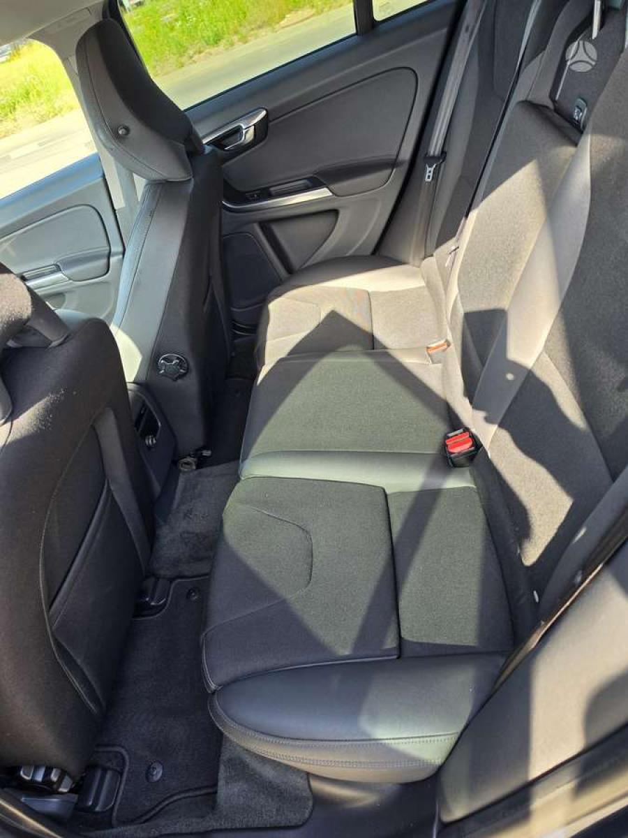 Zils Volvo V60 2011 Kauņa, ar dzinēja tilpumu 2.40 L un nobraukumu 287 tūkst. km par 5770 €, foto 14 vietnē AUTOMOTO.COM.LV