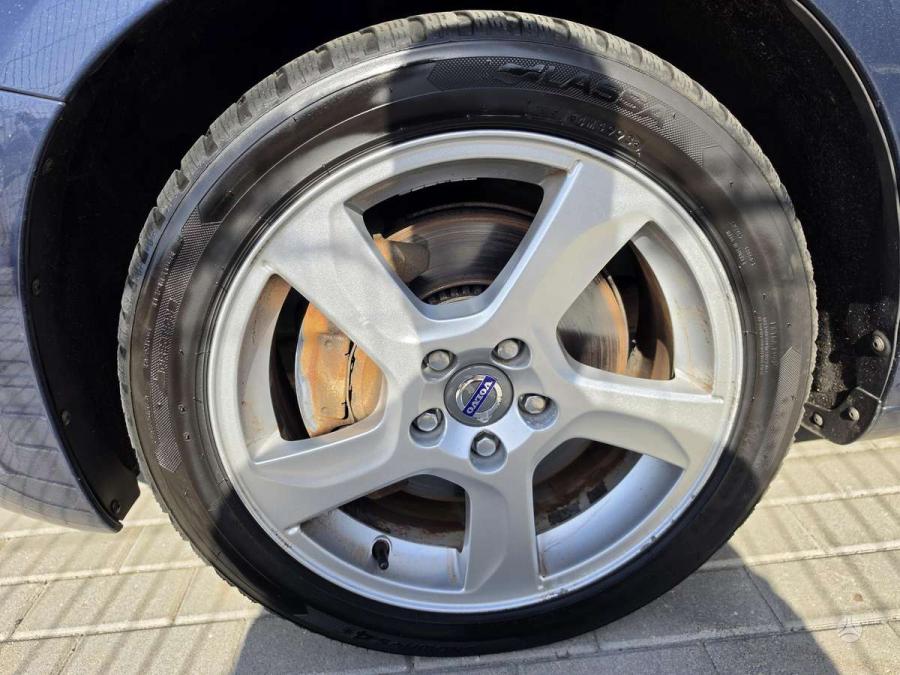 Zils Volvo V60 2011 Kauņa, ar dzinēja tilpumu 2.40 L un nobraukumu 287 tūkst. km par 5770 €, foto 23 vietnē AUTOMOTO.COM.LV