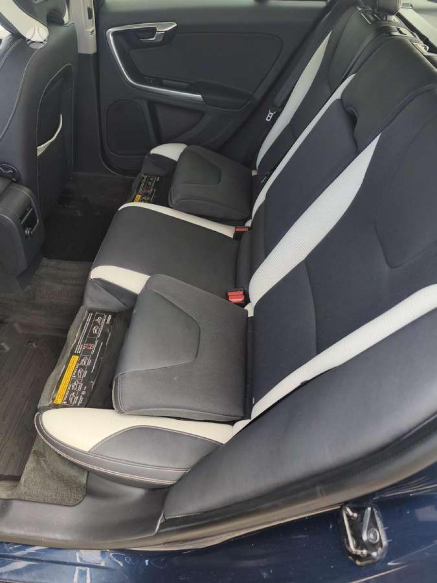 Zils Volvo V60 2011 Viļņa, ar dzinēja tilpumu 2.00 L un nobraukumu 350 tūkst. km par 6250 €, foto 11 vietnē AUTOMOTO.COM.LV