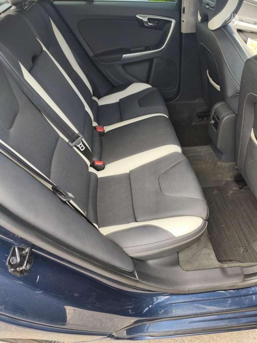 Zils Volvo V60 2011 Viļņa, ar dzinēja tilpumu 2.00 L un nobraukumu 350 tūkst. km par 6250 €, foto 13 vietnē AUTOMOTO.COM.LV