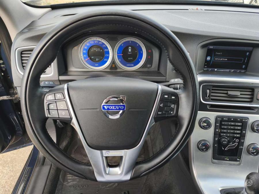 Zils Volvo V60 2011 Viļņa, ar dzinēja tilpumu 2.00 L un nobraukumu 350 tūkst. km par 6250 €, foto 19 vietnē AUTOMOTO.COM.LV