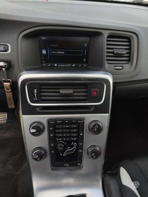 Zils Volvo V60 2011 Viļņa, ar dzinēja tilpumu 2.00 L un nobraukumu 350 tūkst. km par 6250 €, foto 24 vietnē AUTOMOTO.COM.LV