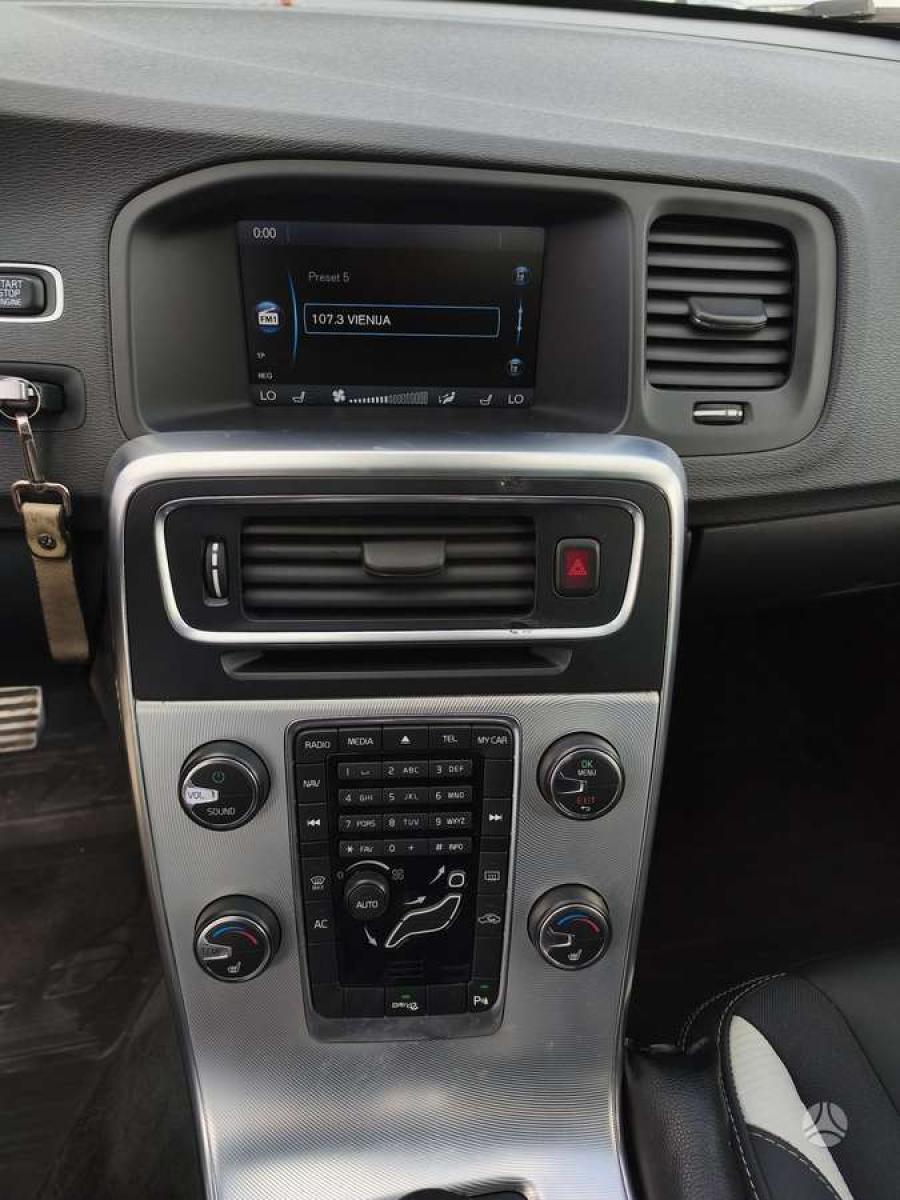 Zils Volvo V60 2011 Viļņa, ar dzinēja tilpumu 2.00 L un nobraukumu 350 tūkst. km par 6250 €, foto 24 vietnē AUTOMOTO.COM.LV