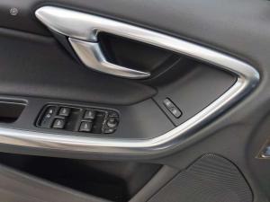 Zils Volvo V60 2011 Viļņa, ar dzinēja tilpumu 2.00 L un nobraukumu 350 tūkst. km par 6250 €, foto 25 vietnē AUTOMOTO.COM.LV