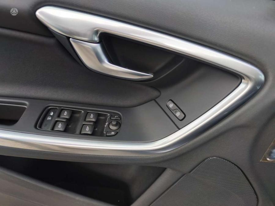 Zils Volvo V60 2011 Viļņa, ar dzinēja tilpumu 2.00 L un nobraukumu 350 tūkst. km par 6250 €, foto 25 vietnē AUTOMOTO.COM.LV