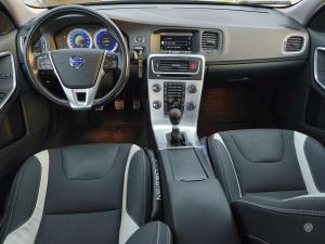 Zils Volvo V60 2011 Viļņa, ar dzinēja tilpumu 2.00 L un nobraukumu 350 tūkst. km par 6250 €, foto 28 vietnē AUTOMOTO.COM.LV