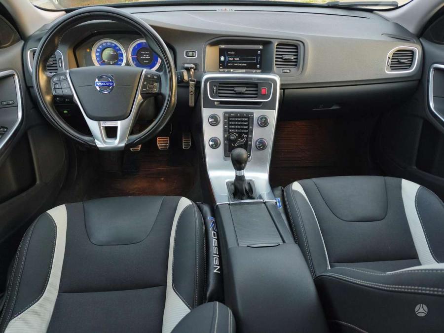 Zils Volvo V60 2011 Viļņa, ar dzinēja tilpumu 2.00 L un nobraukumu 350 tūkst. km par 6250 €, foto 28 vietnē AUTOMOTO.COM.LV