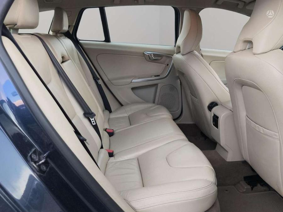 Zils Volvo V60 2011 Viļņa, ar dzinēja tilpumu 2.40 L un nobraukumu 213 tūkst. km par 6999 €, foto 10 vietnē AUTOMOTO.COM.LV