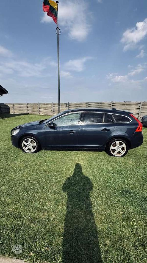 Zils Volvo V60 2011 Viļņa, ar dzinēja tilpumu 2.40 L un nobraukumu 384 tūkst. km par 3750 €, foto 8 vietnē AUTOMOTO.COM.LV
