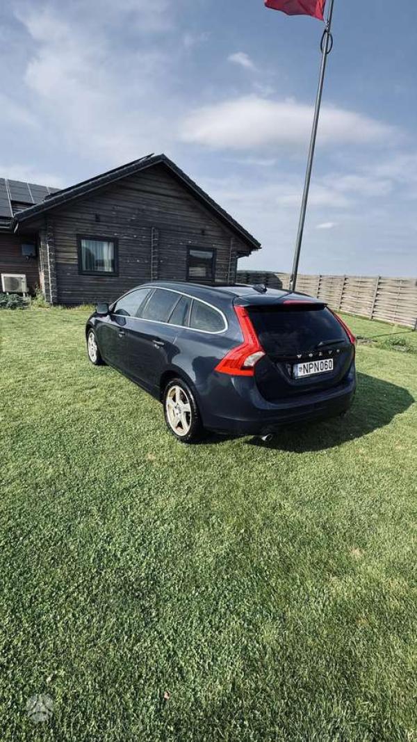 Zils Volvo V60 2011 Viļņa, ar dzinēja tilpumu 2.40 L un nobraukumu 384 tūkst. km par 3750 €, foto 9 vietnē AUTOMOTO.COM.LV