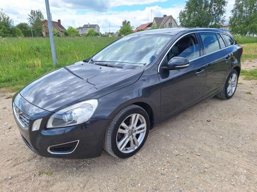 Blue Volvo V60 2011 in Pasvalys, with an engine capacity of 1.98 L and mileage of 280 thousand km for 4450 €, photo 1 on AUTOMOTO.COM.LV