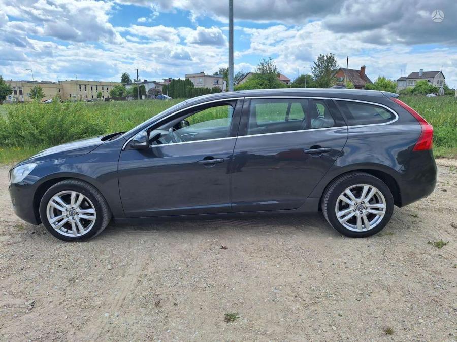 Blue Volvo V60 2011 in Pasvalys, with an engine capacity of 1.98 L and mileage of 280 thousand km for 4450 €, photo 5 on AUTOMOTO.COM.LV